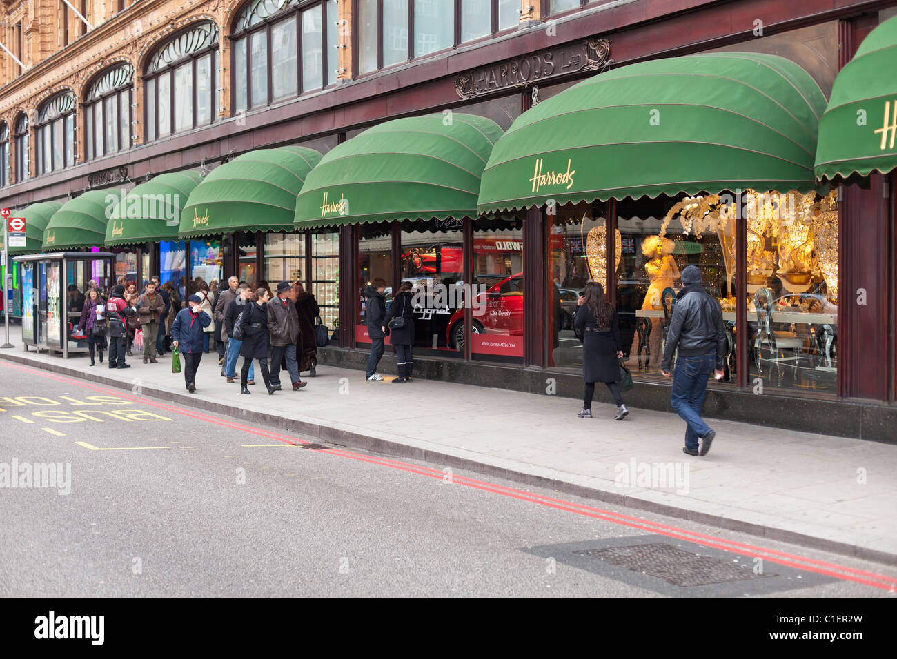 Harrods exterior hi-res stock photography and images - Alamy