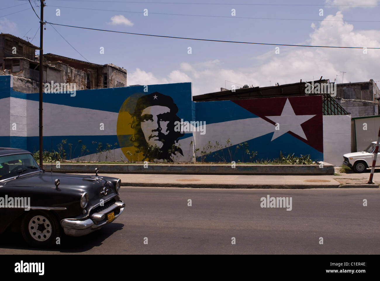 Large colorful mural of Ernesto Che Guevara and Cuban flag in Havana ...