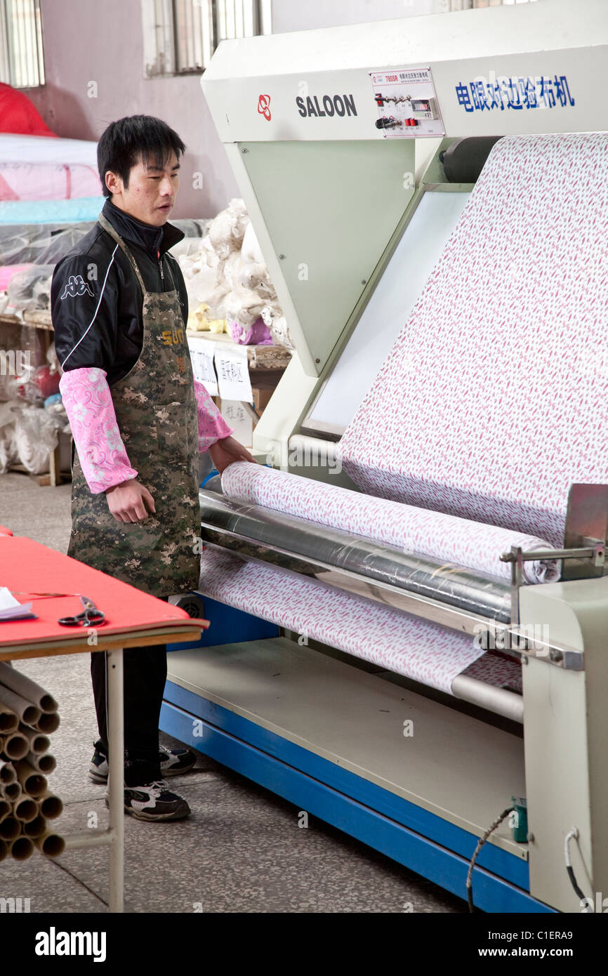 China Garment Factory worker production Stock Photo - Alamy
