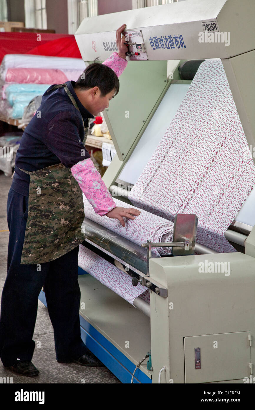 China Garment Factory worker production Stock Photo - Alamy
