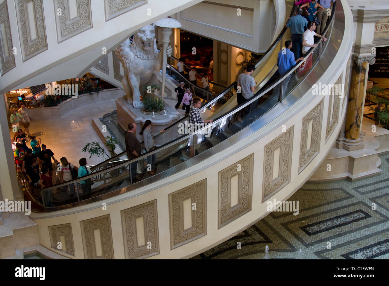 spiral escalator shopping mall Stock Photo - Alamy