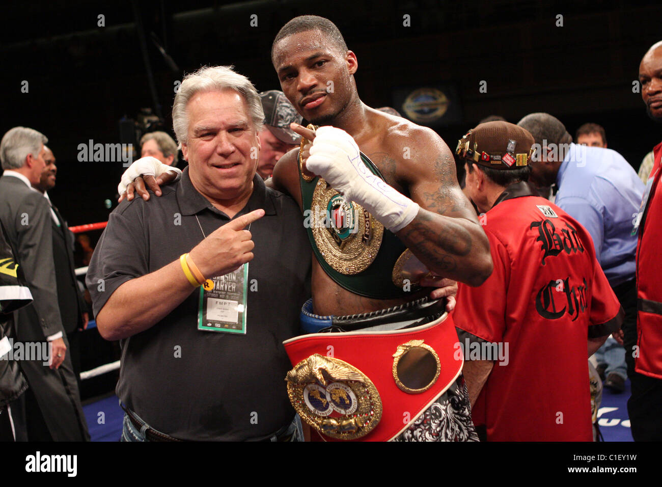 Chad Dawson retains his light heavyweigh IBF/IBO title defeating The ...