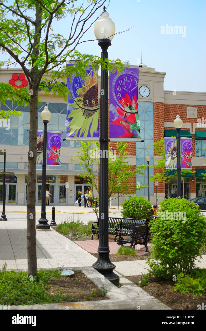 The small park at the Streets of Woodfield Shopping Center in ...