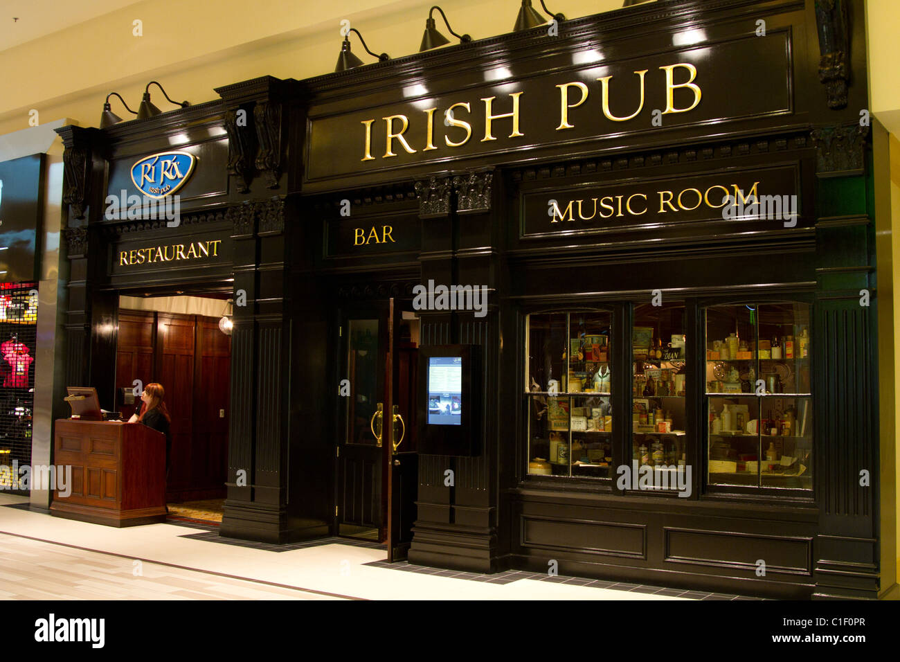 Irish pub hi-res stock photography and images - Alamy