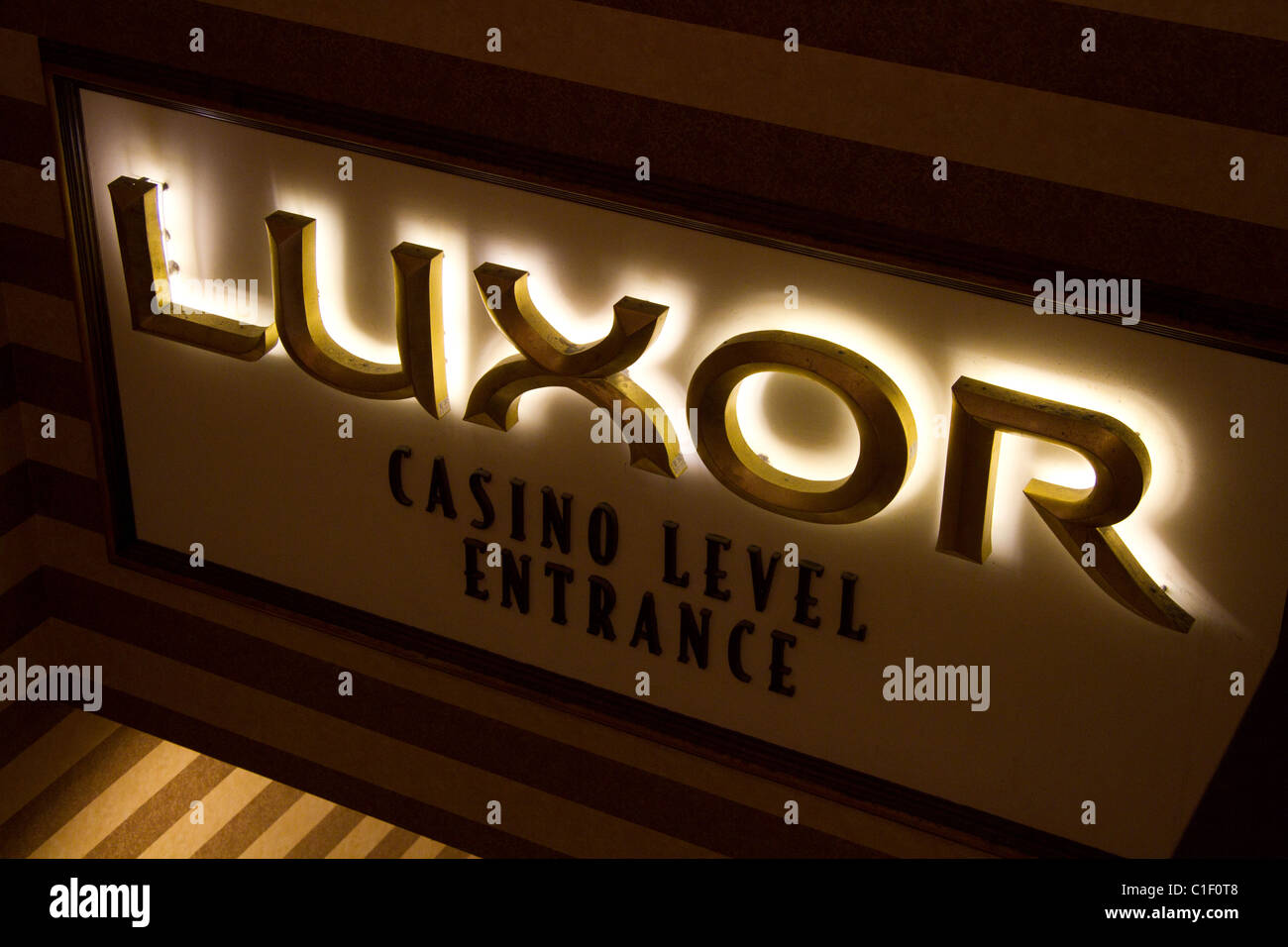 Entrance sign hi-res stock photography and images - Alamy