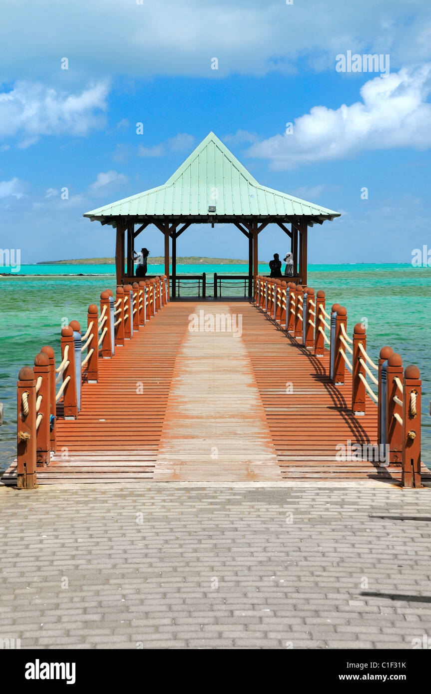 The viewing platform extending out over the water at the Pointe des ...