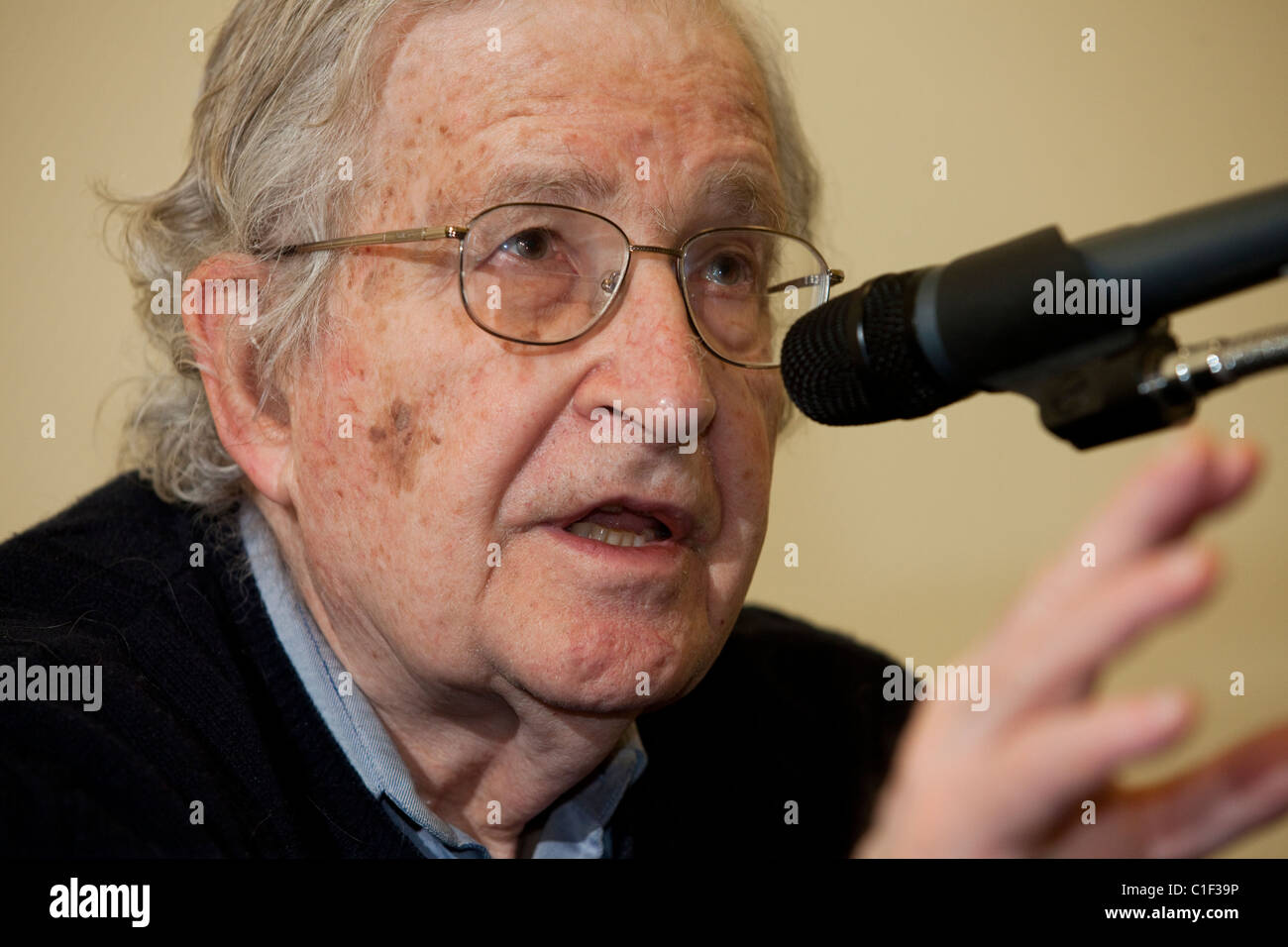 Noam chomsky hi-res stock photography and images - Alamy
