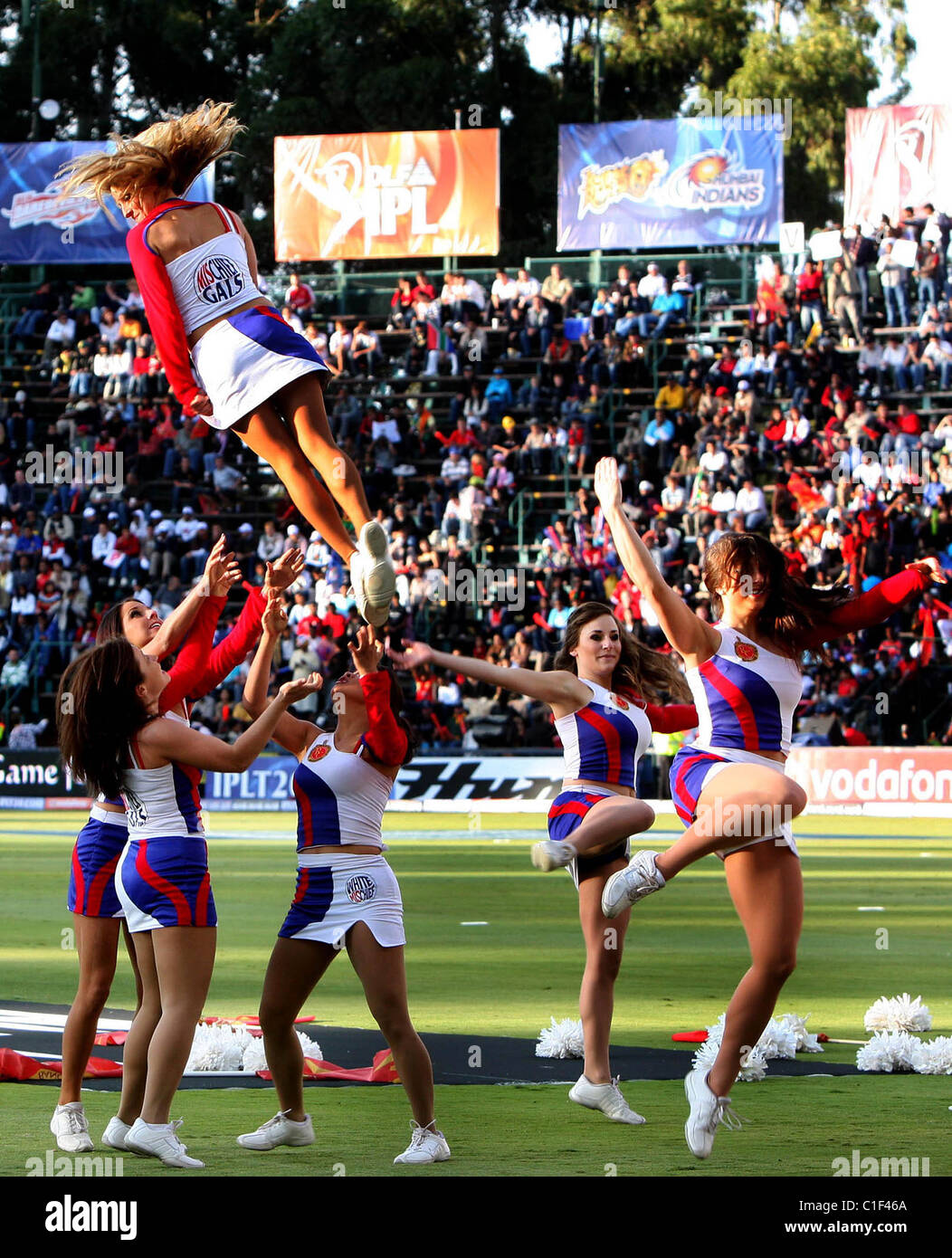 Bangalore Royal Challengers cheerleaders performing in the DLF IPL ...