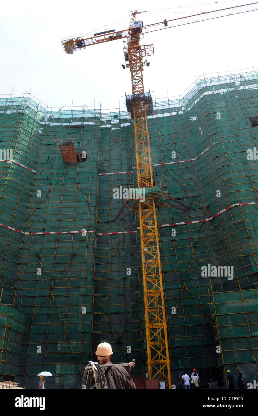 BUILDER SURVIVES SPIKE HORROR This construction worker had a miracle ...