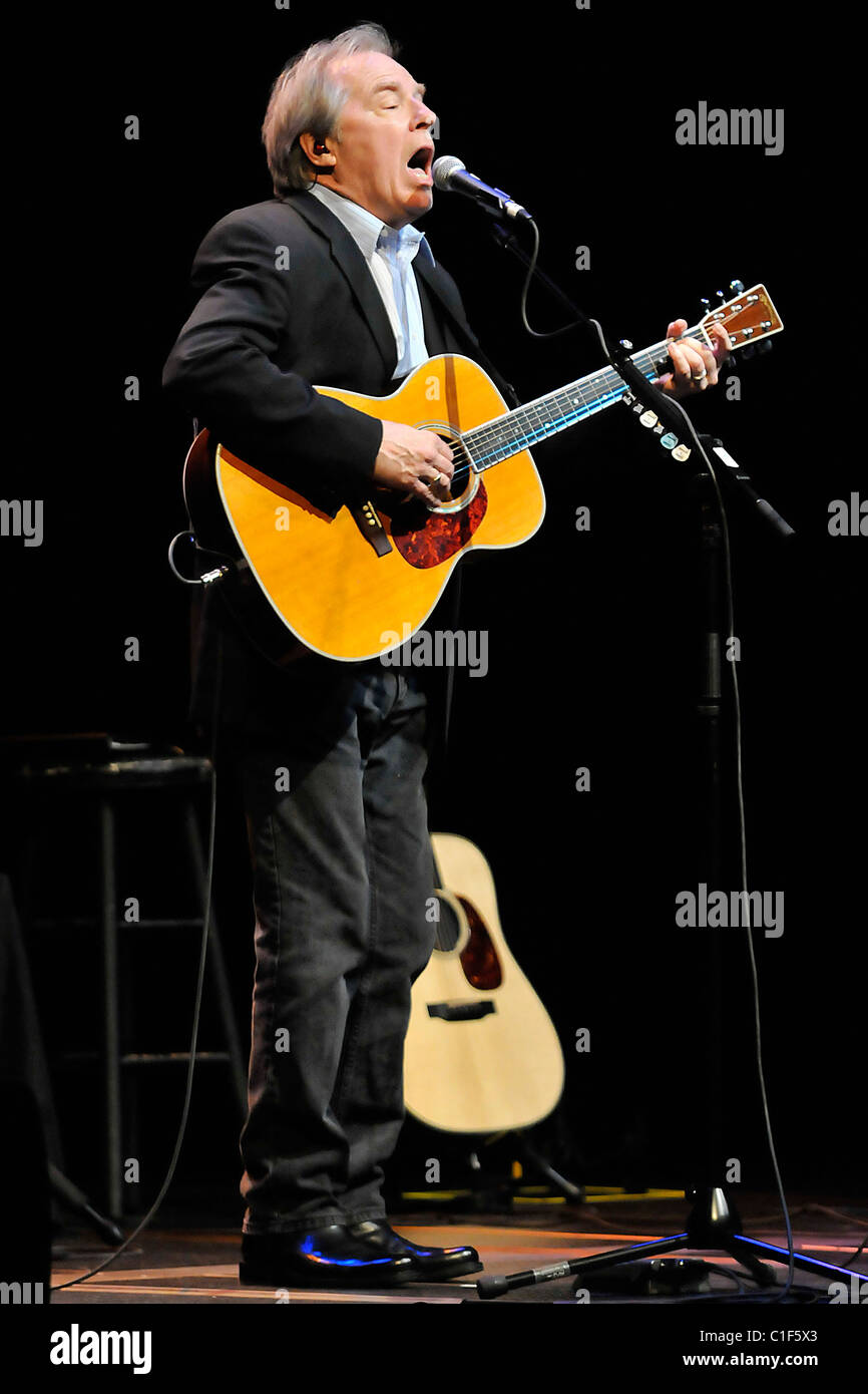 David St. Hubbins aka Michael McKean of Spinal Tap performing in ...