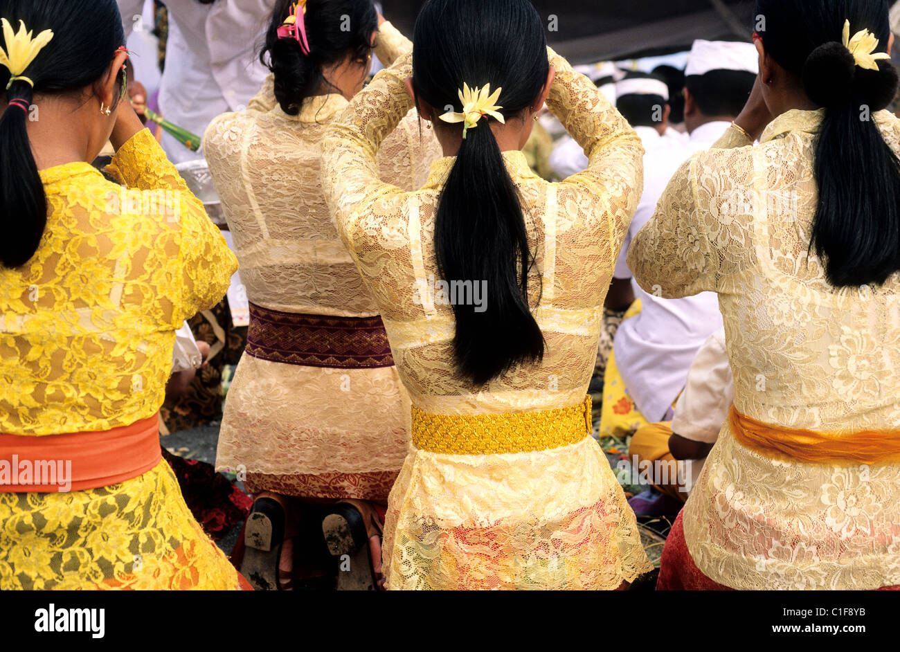 Indonesia, Bali, young girls praying Stock Photo - Alamy