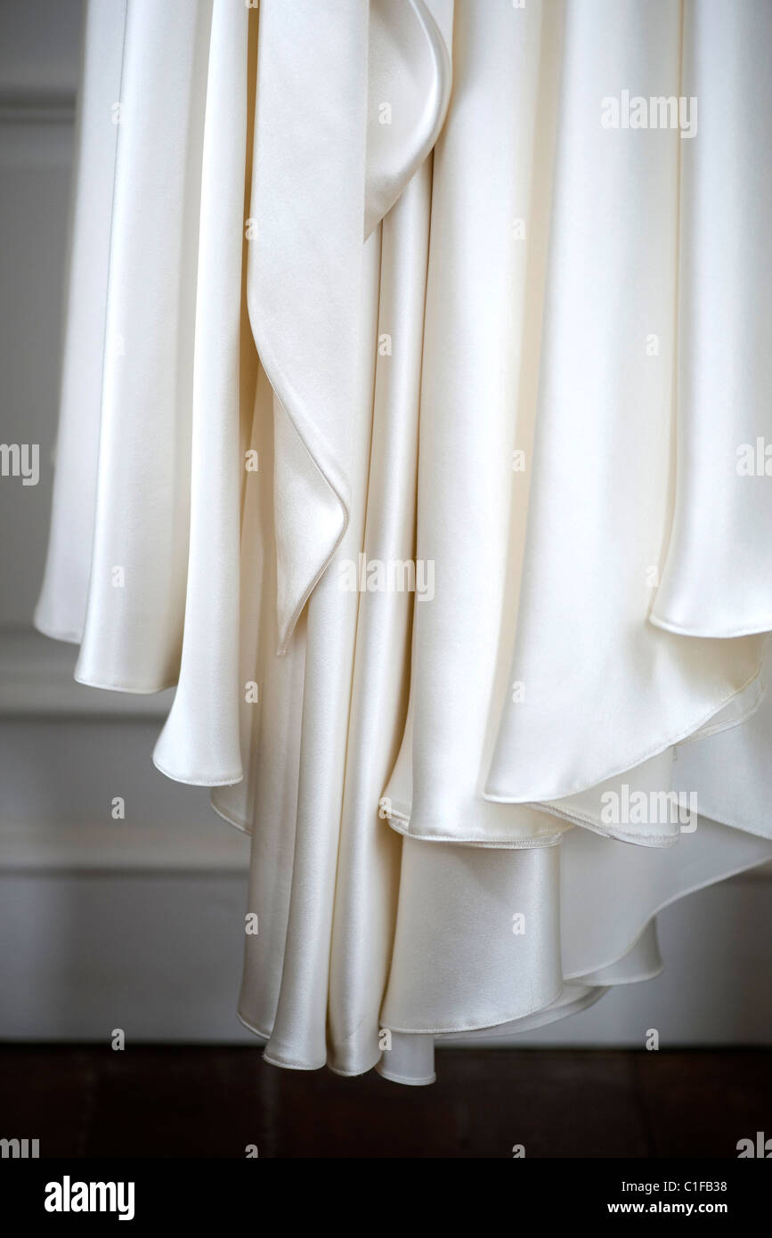 How to hem a satin wedding dress | Honestweddingadvice.com
