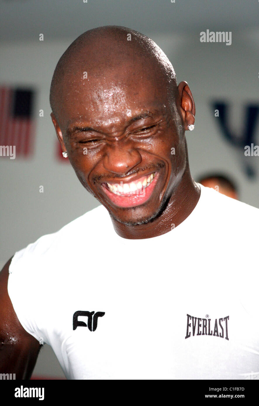 Light Heavyweight Antonio Tarver works out for the press at a private ...