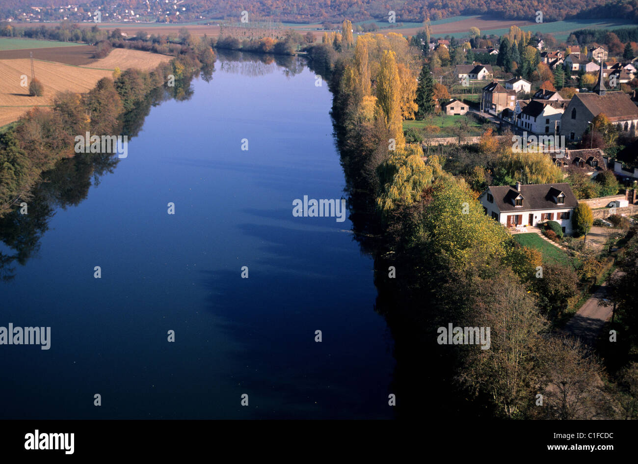 France, Yonne, Villevardier village on the edge on the Yonne river ...