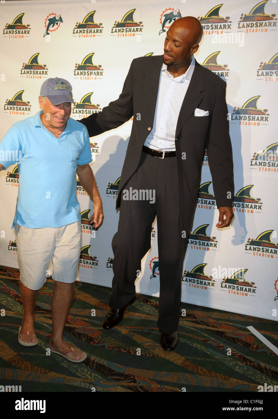 Jimmy Buffett and Alonzo Mourning The Miami Dolphins football team ...