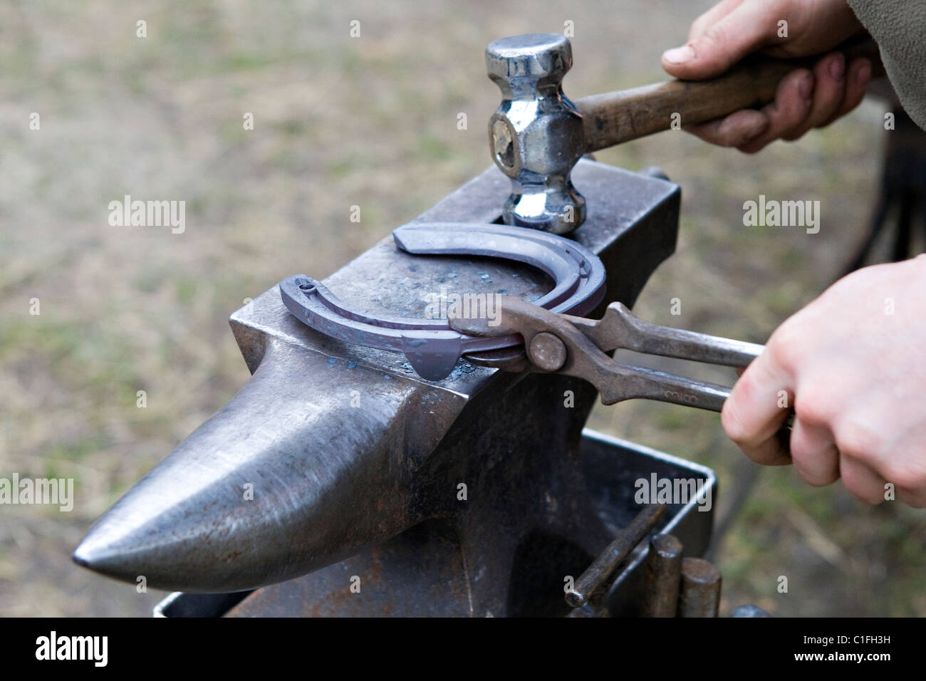 Farrier anvil horse shoe hammer hi-res stock photography and images - Alamy