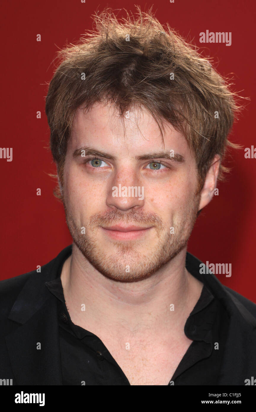 Robert Kazinsky Body
