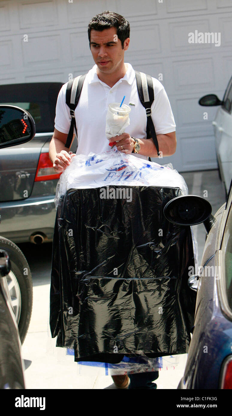 Cash Warren shopping with his wife and daughter Los Angeles, California ...