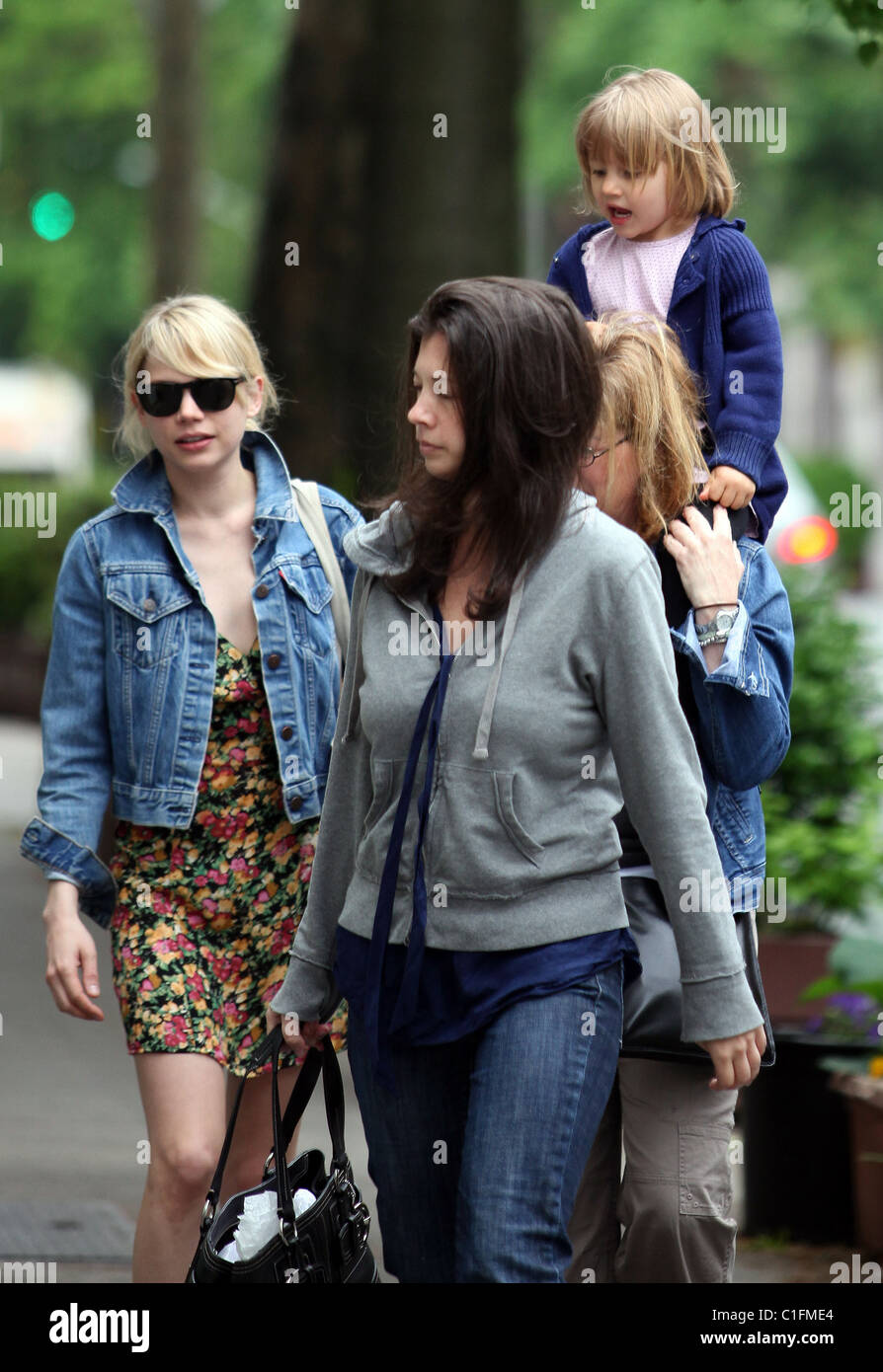 Michelle Williams goes for coffee with a friend and her daughter ...