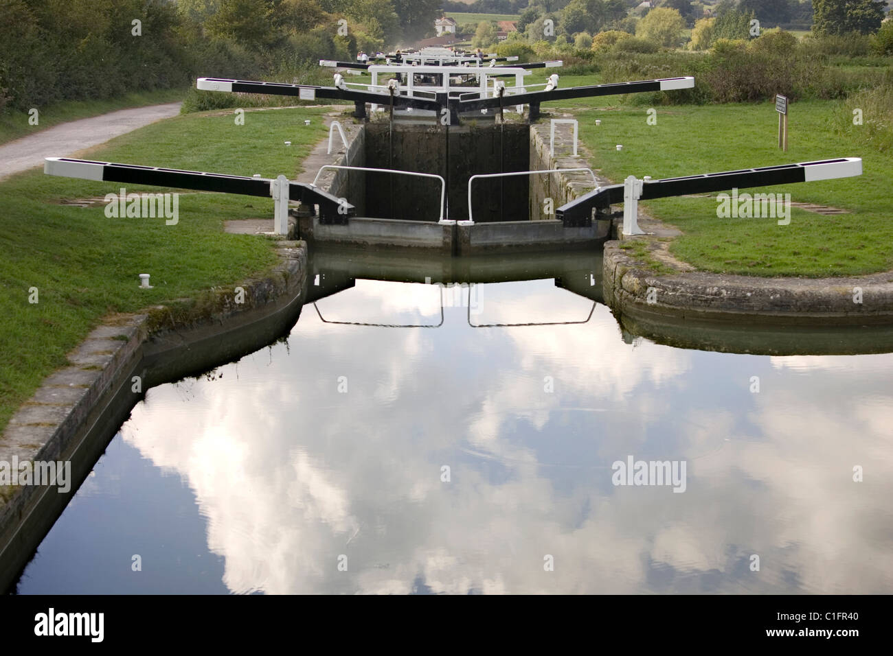 Pound and canal lock gates, Caen Hill Stock Photo - Alamy