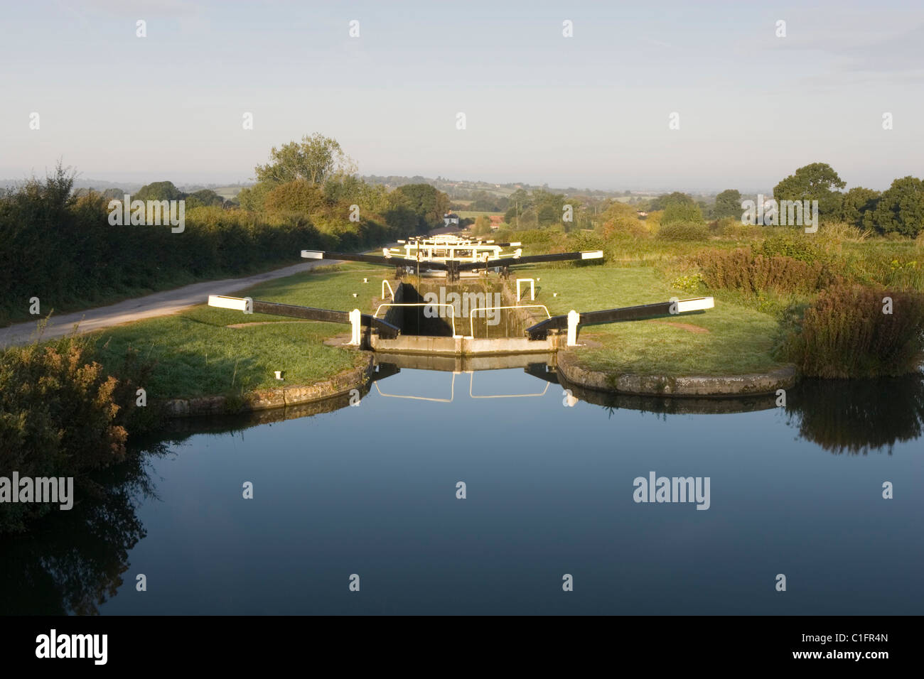 Pound and canal lock gates, Caen Hill Stock Photo - Alamy