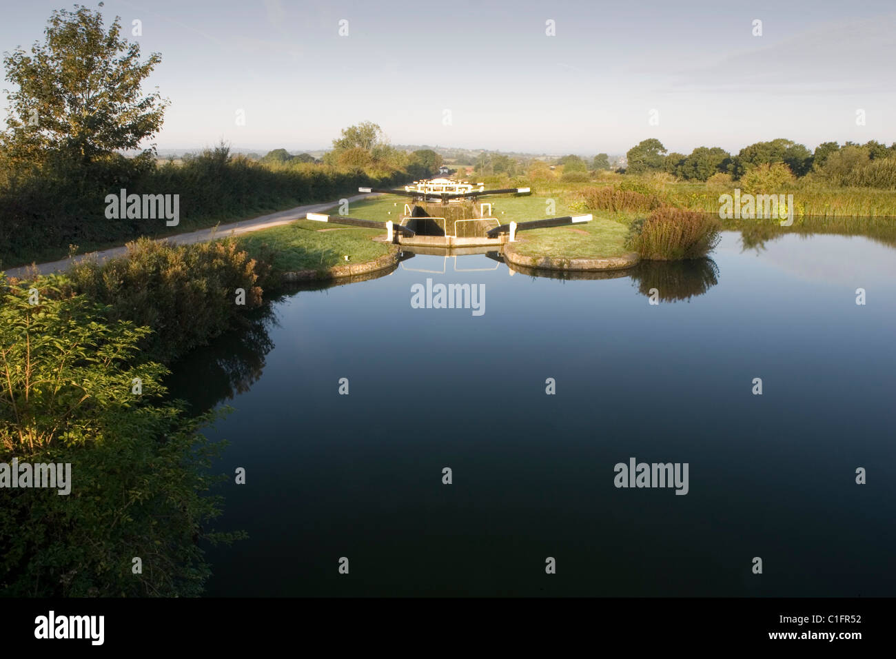 Pound and canal lock gates, Caen Hill Stock Photo - Alamy