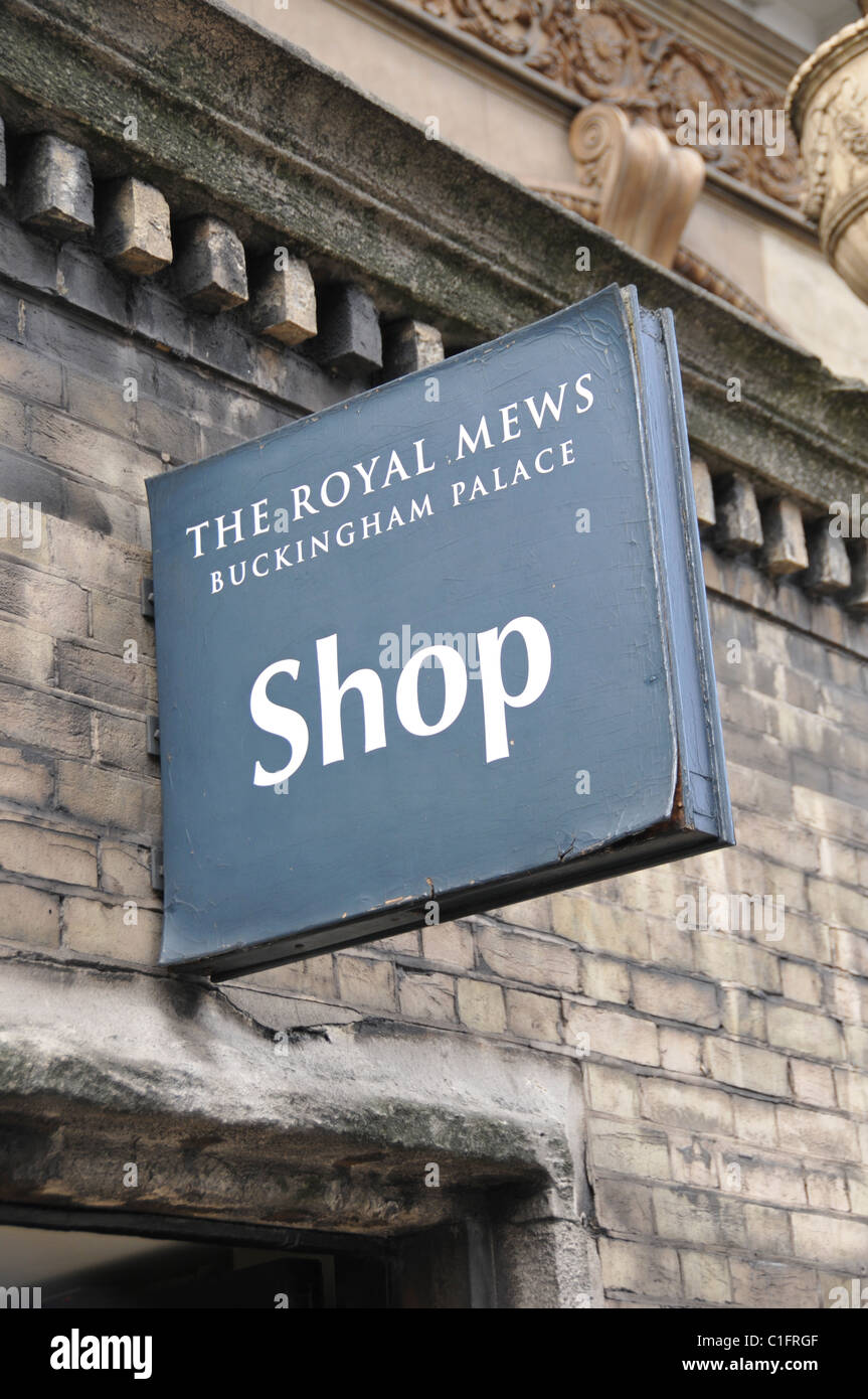 Buckingham Palace London Guardsman attention Traditional English ...