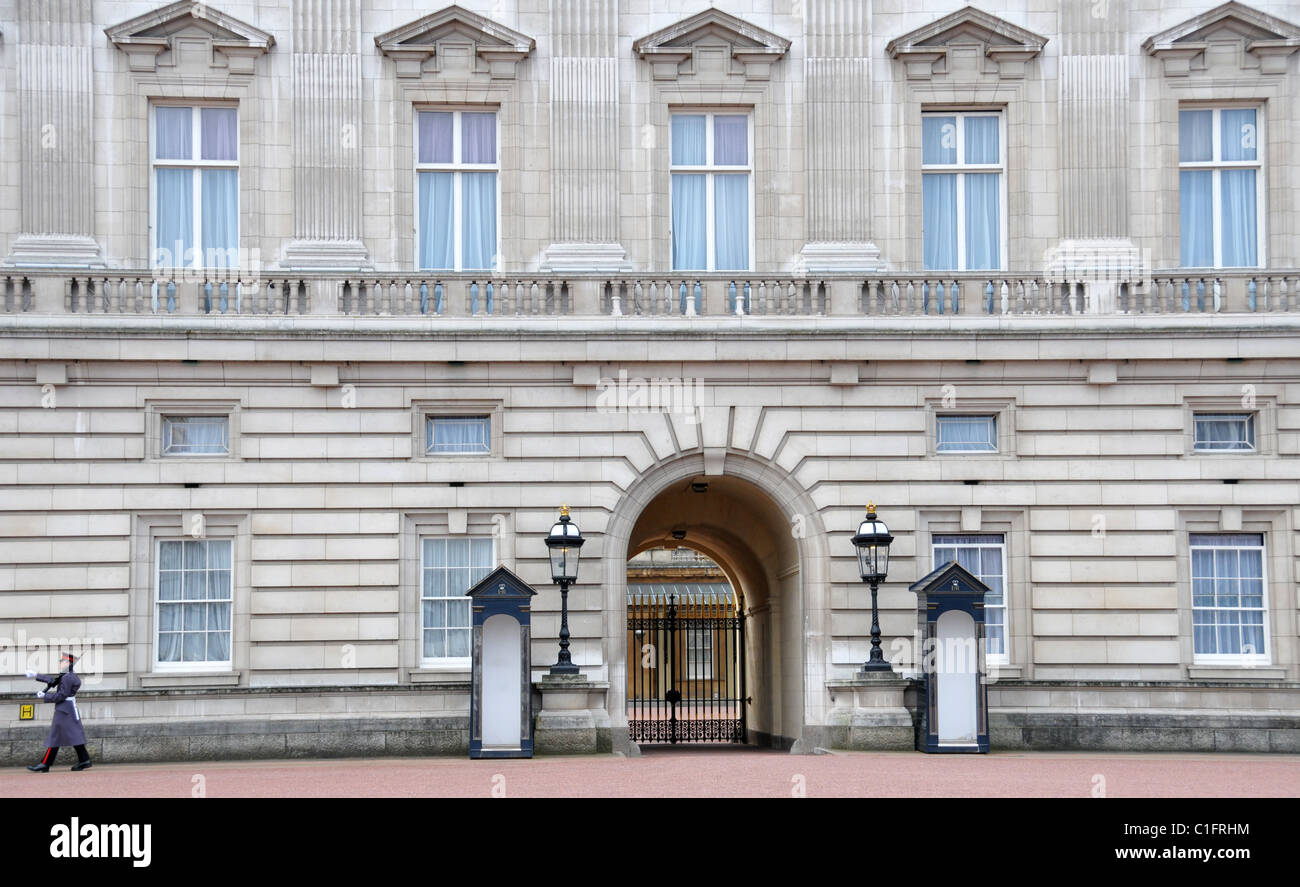Buckingham Palace London Guardsman attention Traditional English ...
