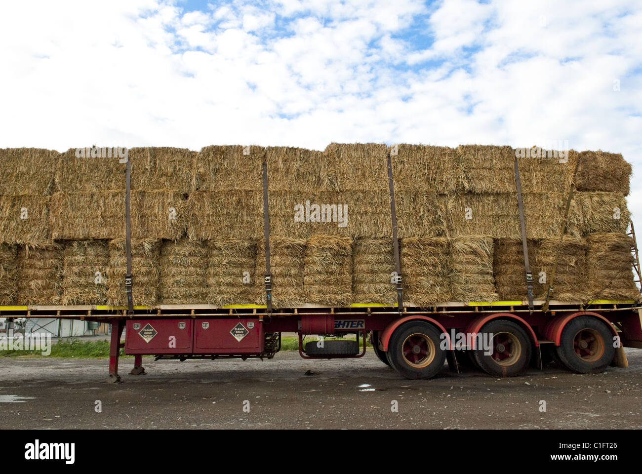 Hay bale truck transport hi-res stock photography and images - Alamy