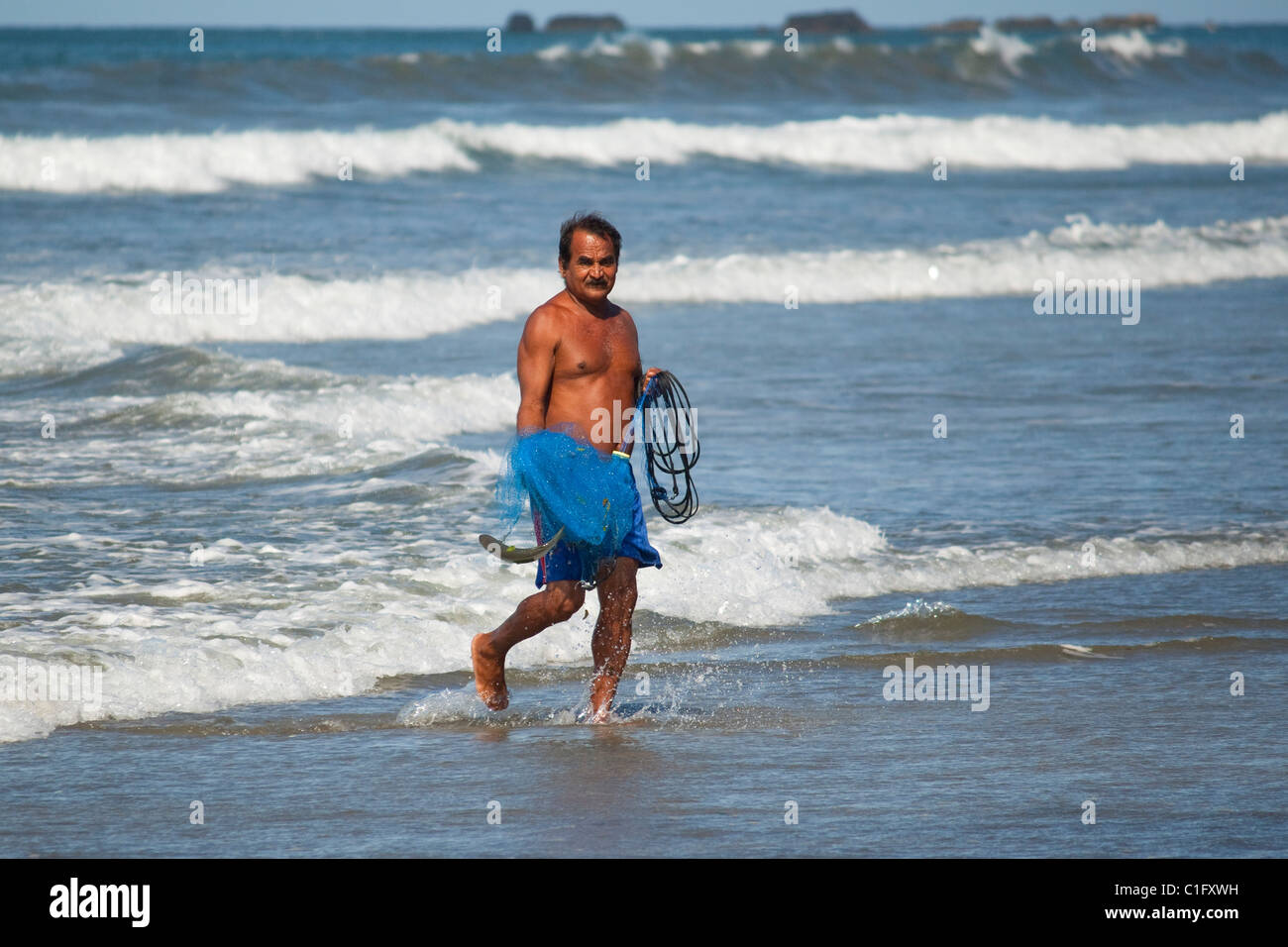 Fisherman cast net hi-res stock photography and images - Alamy