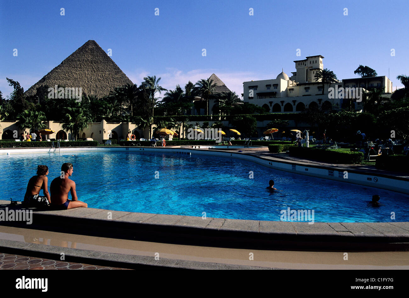 Egypt, Cairo, the Mena House Oberoi hotel behind the Giza pyramids ...