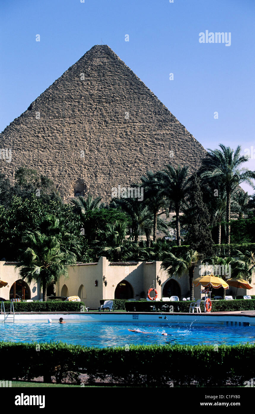 Egypt, Cairo, the Mena House Oberoi hotel behind the Giza pyramids ...