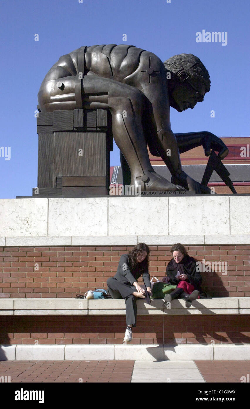UK LUNCHTIME AT THE COURTYARD OF THE NEW BRITISH LIBRARY, LONDON Stock ...
