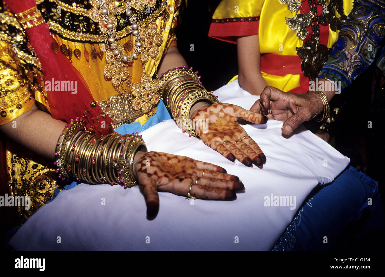 Indonesia, Sulawesi, Palu, Moslem wedding, Hands painted in the henna ...
