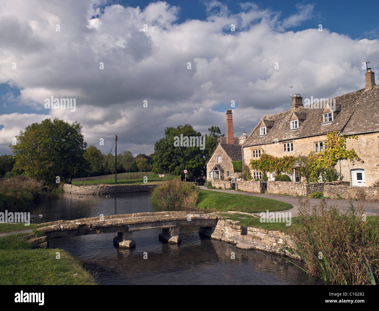 Cotswold village bridge hi-res stock photography and images - Alamy