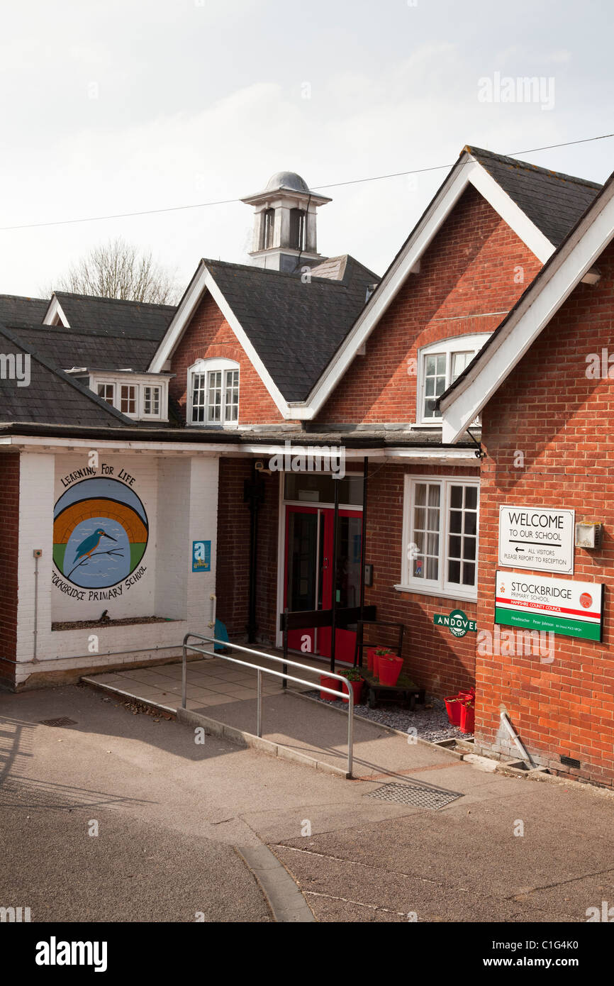 Elementary school entrance uk hi-res stock photography and images - Alamy