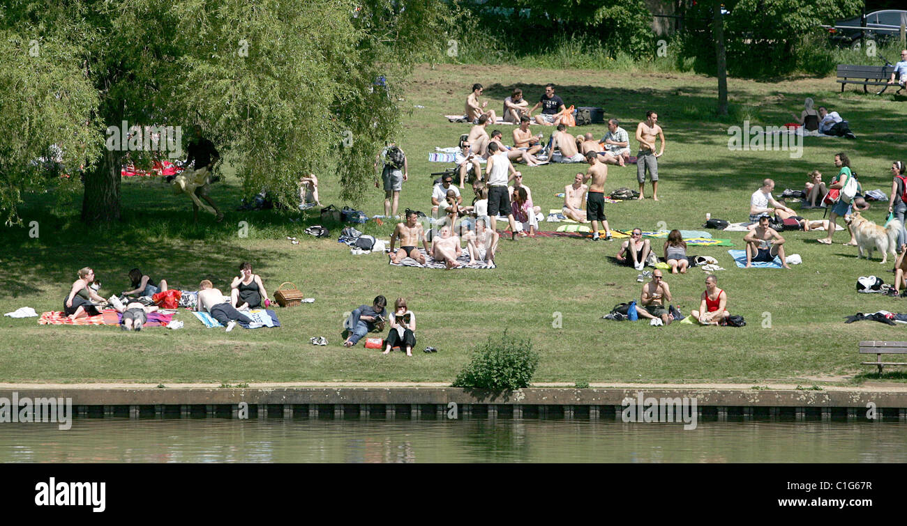 Members of the public enjoy the Bank holiday heat wave by relaxing on ...