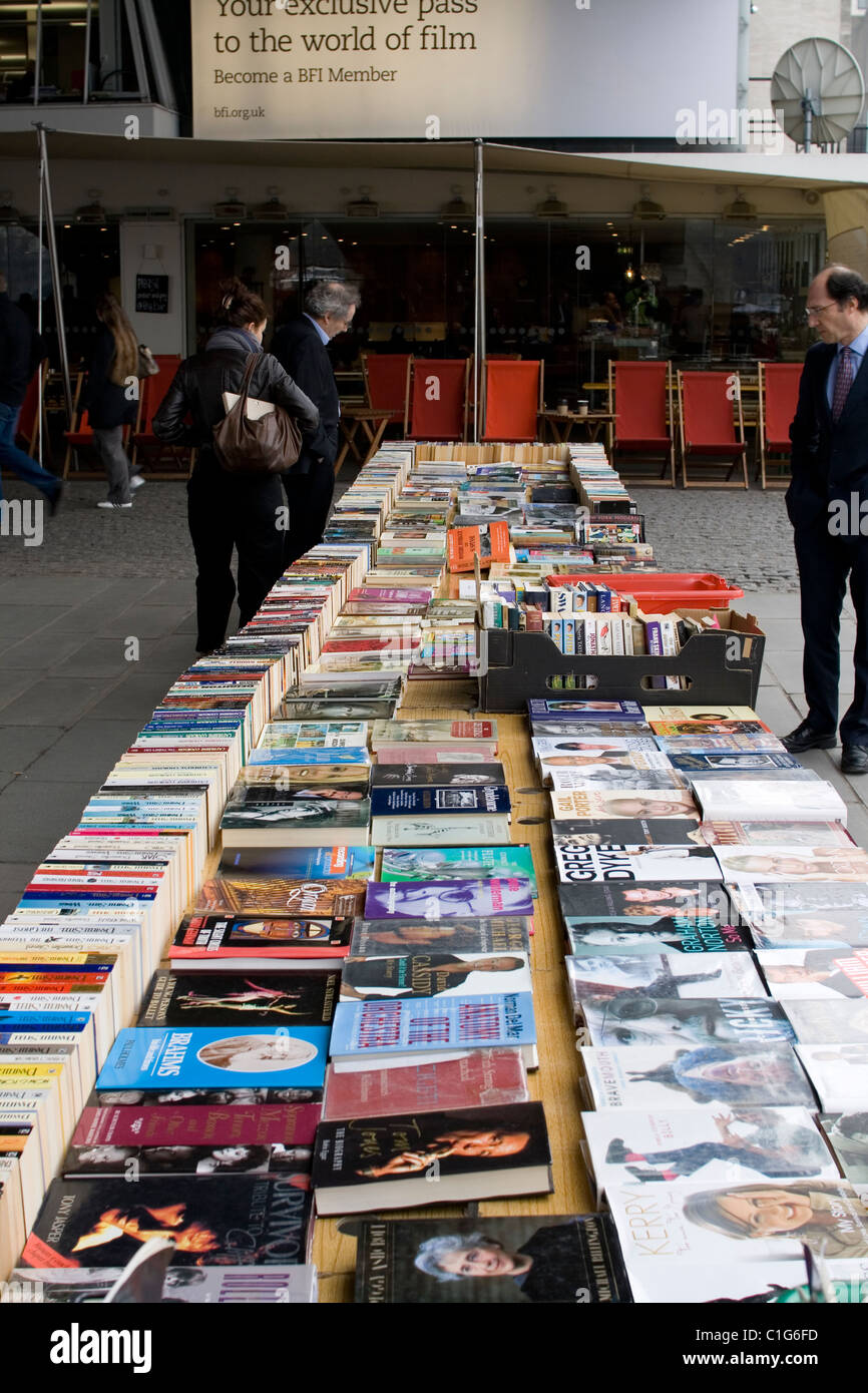 Book market stall hi-res stock photography and images - Alamy