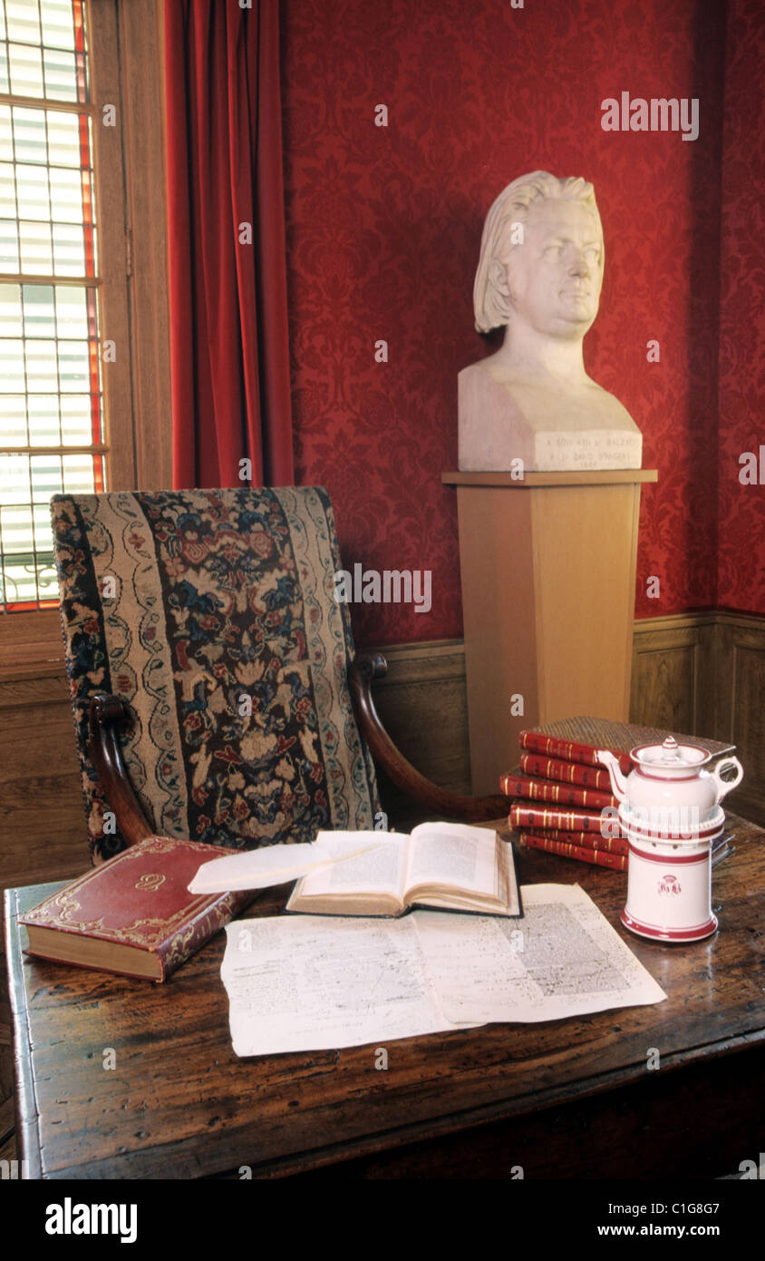 France, Paris, balzac museum, raynouard street, desk and the bust of ...