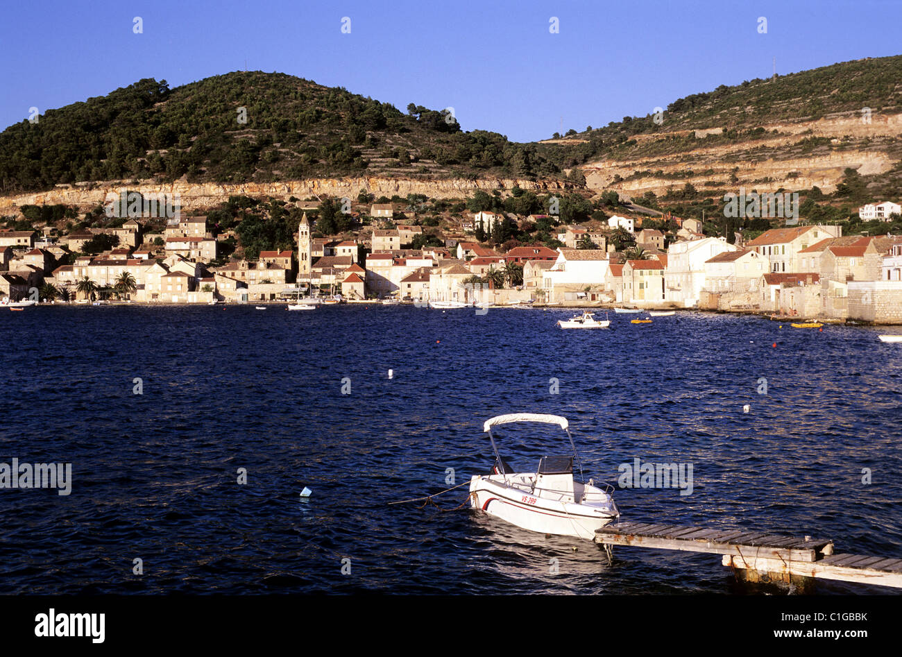 Croatie, île de Vis, la côte à la sortie de la ville de Vis Stock Photo ...