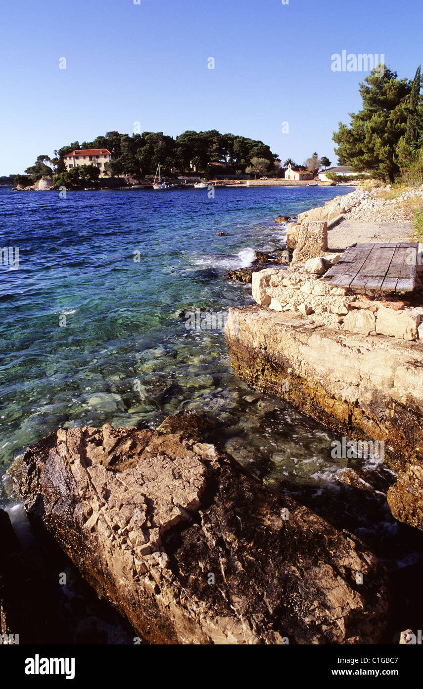 Croatie, île de Vis, la côte à la sortie de la ville de Vis Stock Photo ...