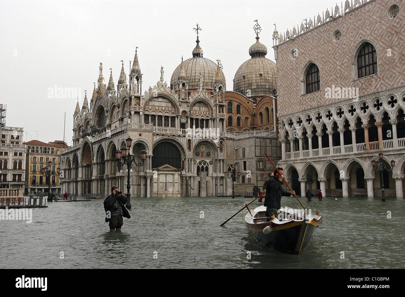 2002 flood hi-res stock photography and images - Alamy