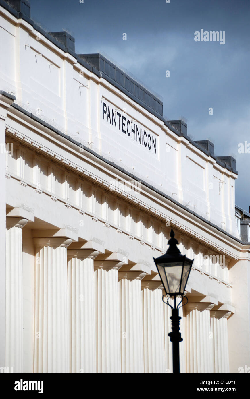 Motcomb street hi-res stock photography and images - Alamy