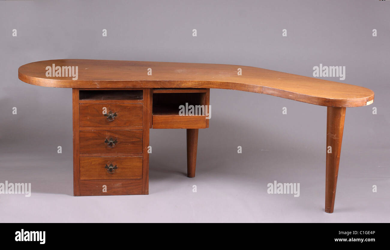 Elvis Presley desk ELVIS PILL BOTTLES UP FOR AUCTION Rare items of ...