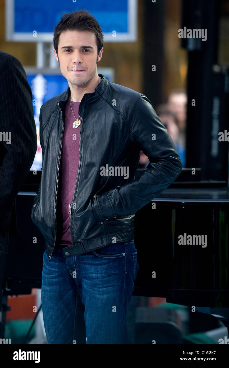 American Idol winner Kris Allen perform live for the 'Today' show ...