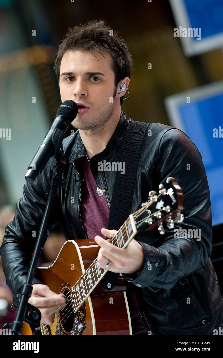 American Idol winner Kris Allen performs live for the 'Today' show ...
