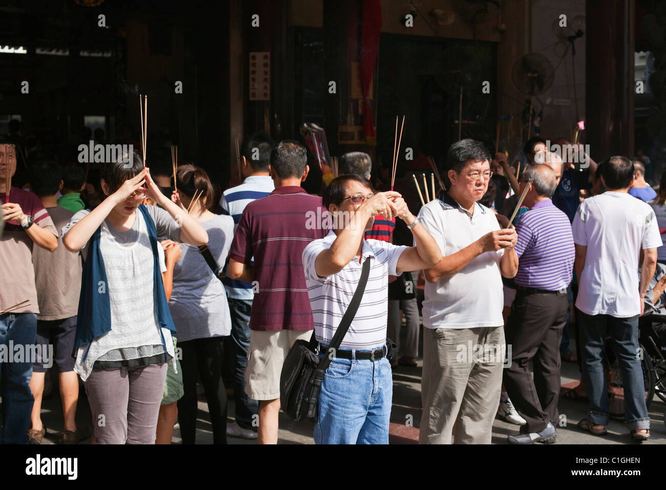 Worshipers at the Kwan Im Thong Hood Cho Temple. Bugis, Singapore Stock ...