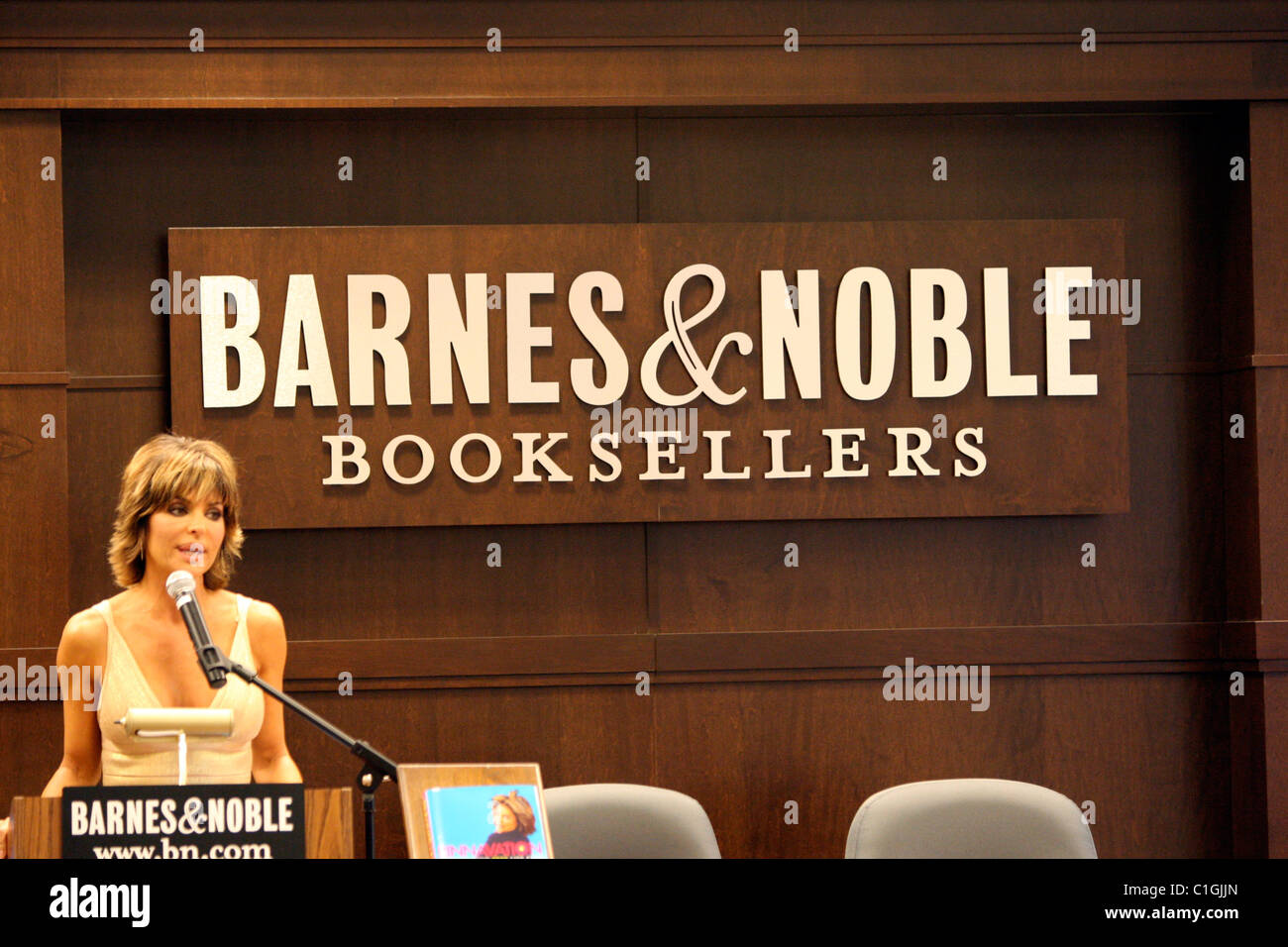 Lisa Rinna promots her new book 'Rinnavation' at Barnes and Noble book ...