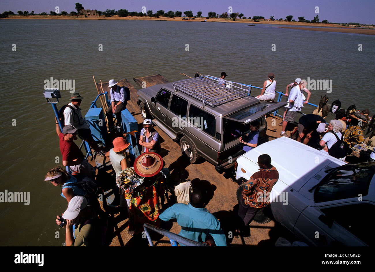 Mali, ferry crossing the Bani river between Mopti and Djenne Stock ...