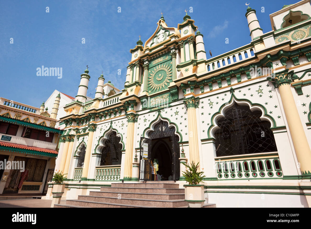 Islamic architecture of the Abdul Gaffoor Mosque. Little India ...